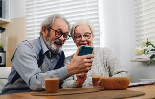 Best Cell Phone Plans For Seniors For Communication and Entertainment ...